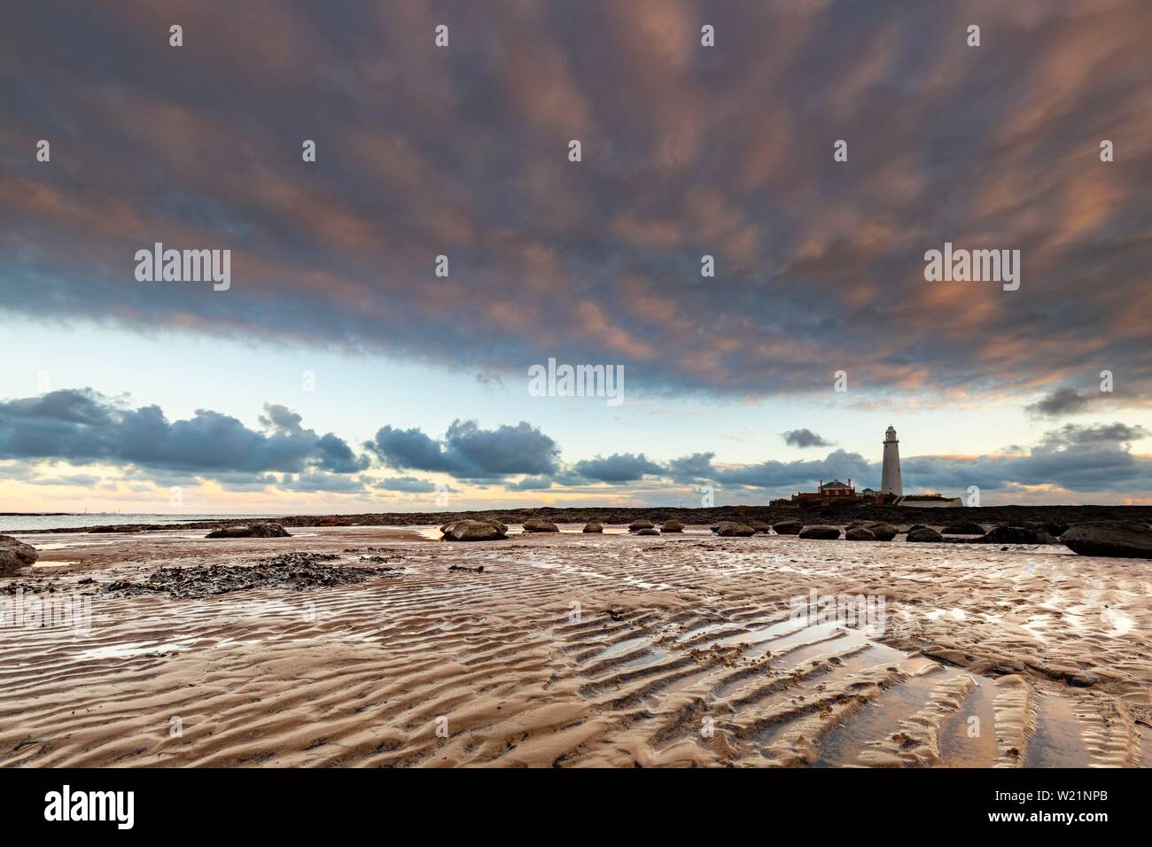 Lighthouse at low tide hi-res stock photography and images - Alamy