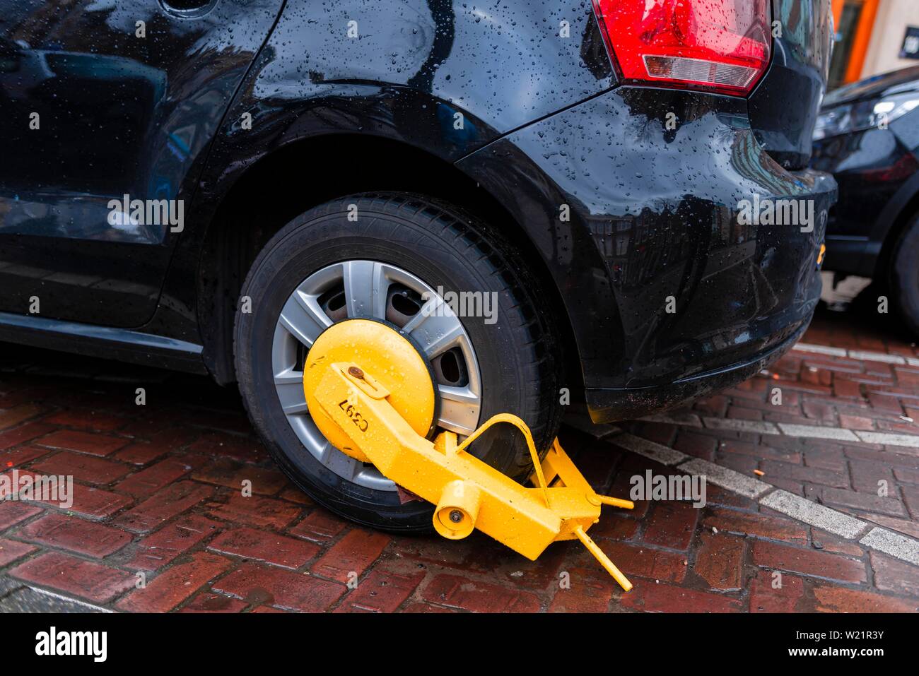Clamp on a car tyre hi-res stock photography and images - Alamy