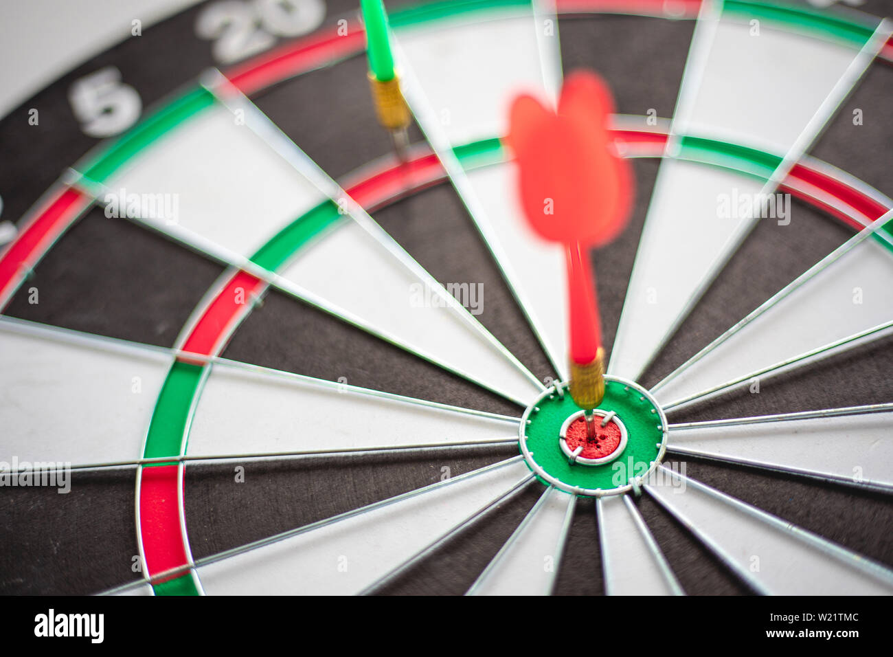 Arrow hits bullseye symbol success hi-res stock photography and images ...