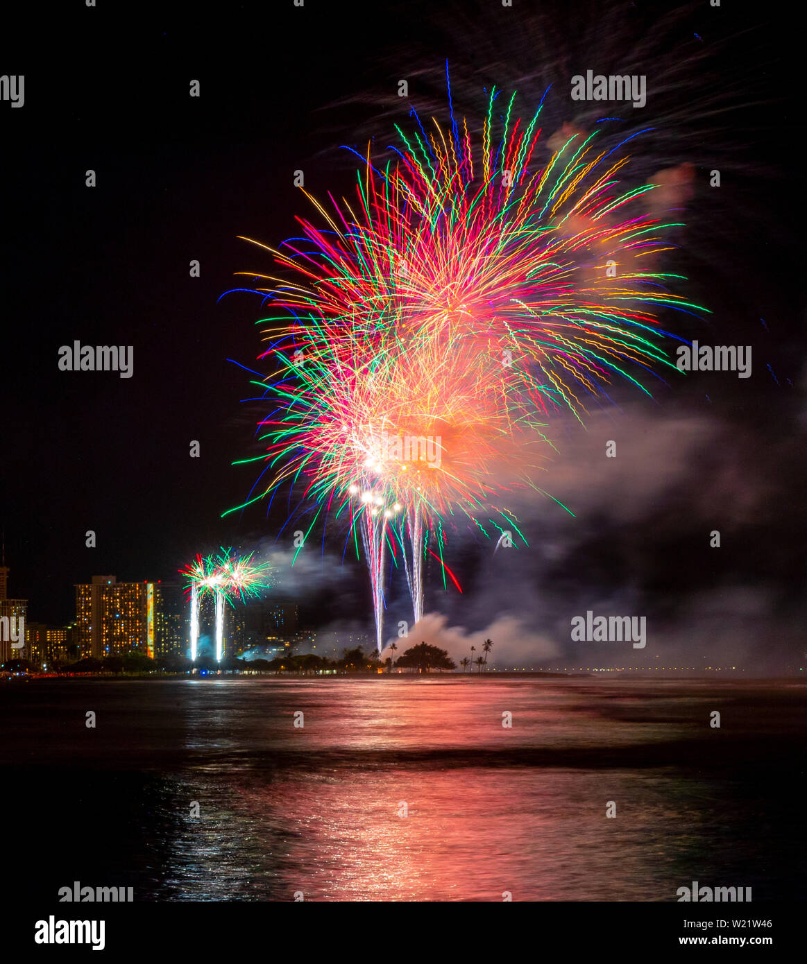 Waikiki beach fireworks hawaii hi-res stock photography and images - Alamy