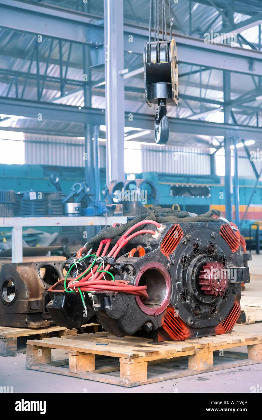 Diesel engine in a engineering workshop Stock Photo - Alamy