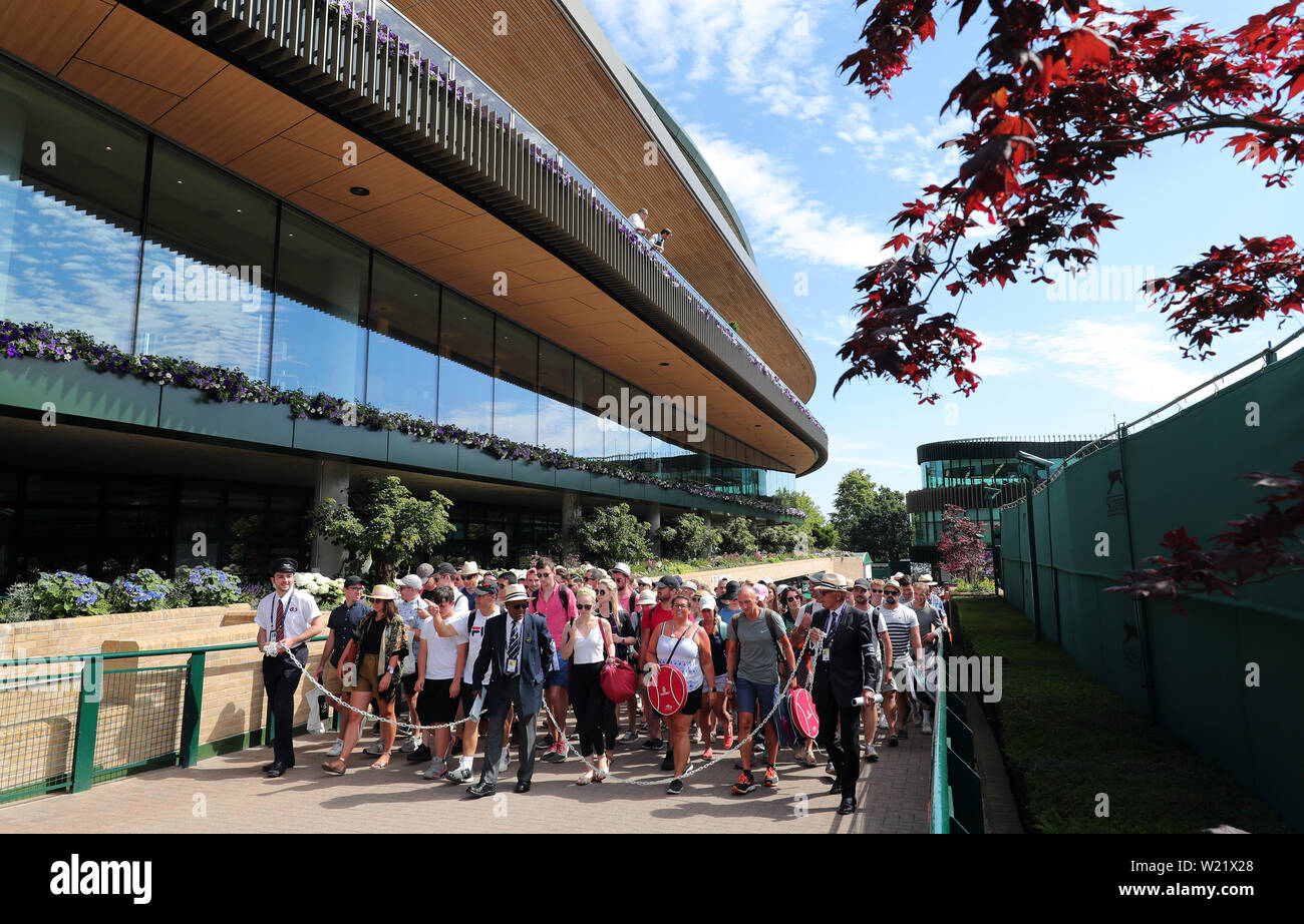Wimbledon crowd enter on day 5 hi-res stock photography and images - Alamy