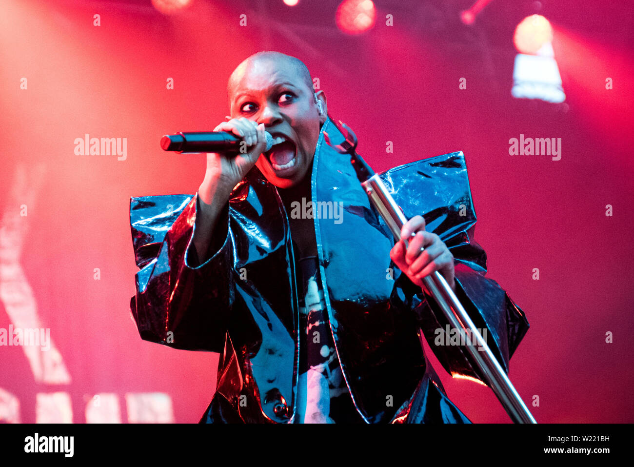 Group stage shaved head hi-res stock photography and images - Alamy