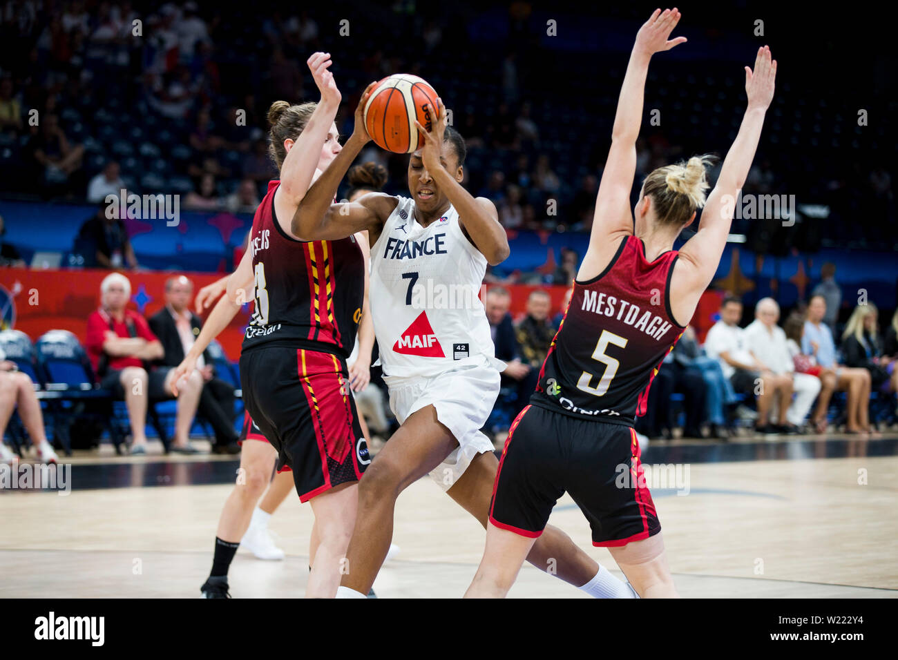Sandrine Gruda of FRA drives to the basket Stock Photo - Alamy