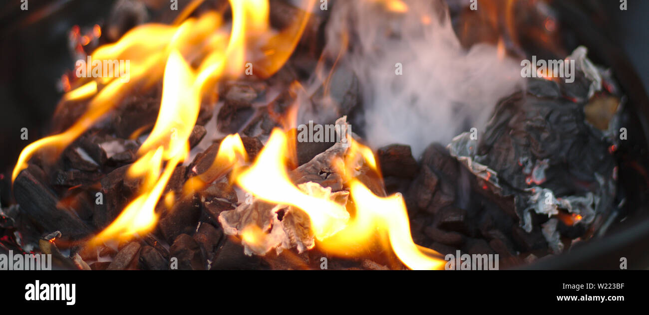 English garden barbecue Stock Photo - Alamy