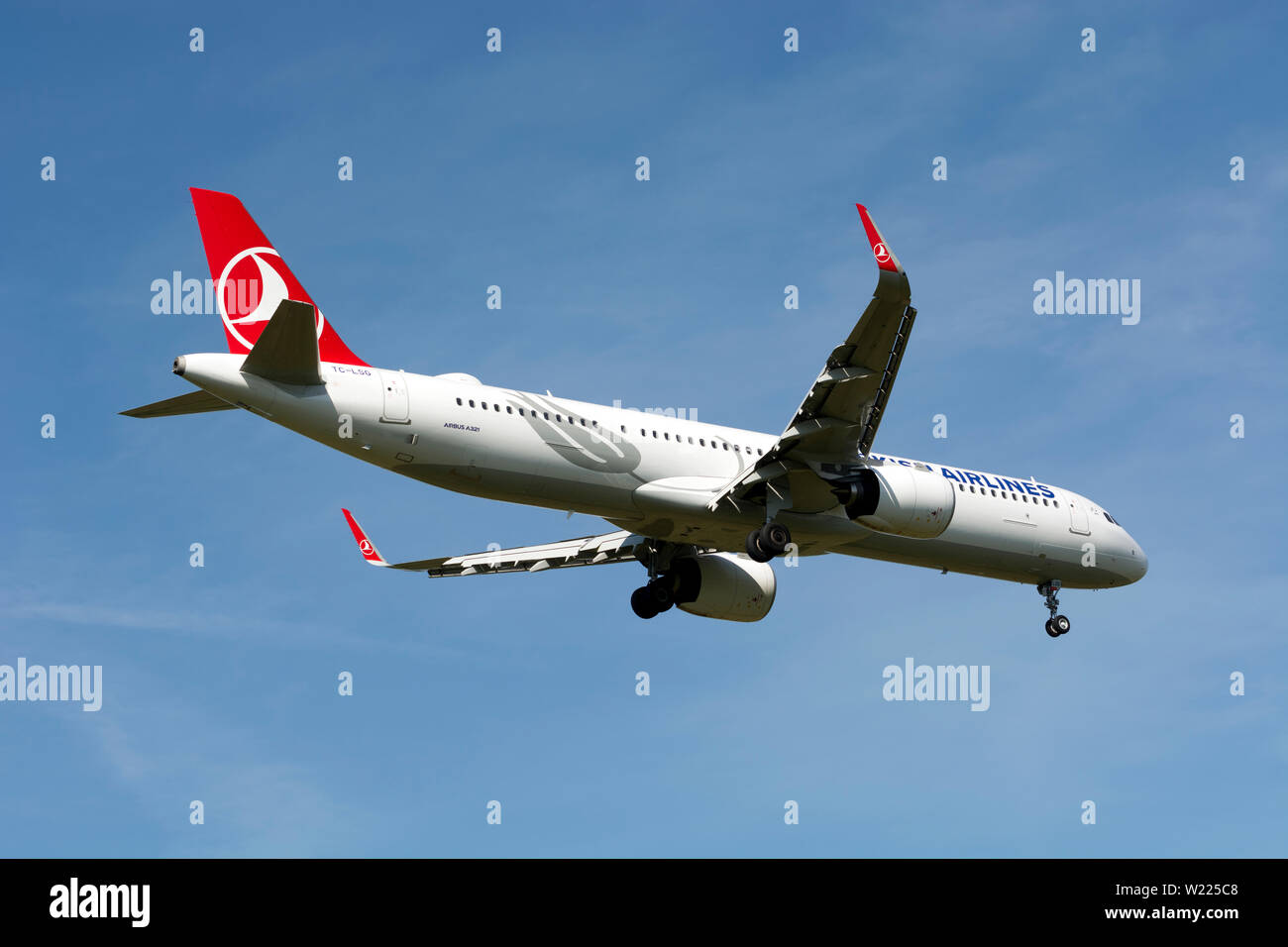 Turkish Airlines Airbus A321 landing at Birmingham Airport, UK (TC-LSG ...