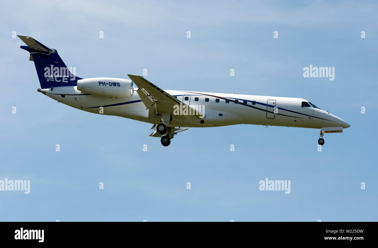Embraer 135lr hi-res stock photography and images - Alamy
