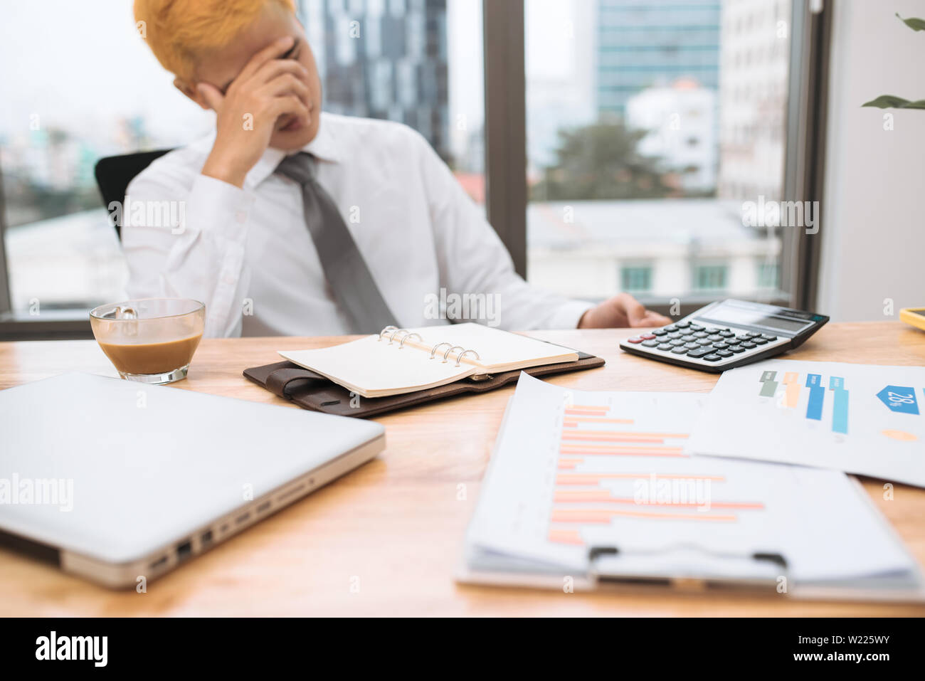 Working at office desk hi-res stock photography and images - Alamy