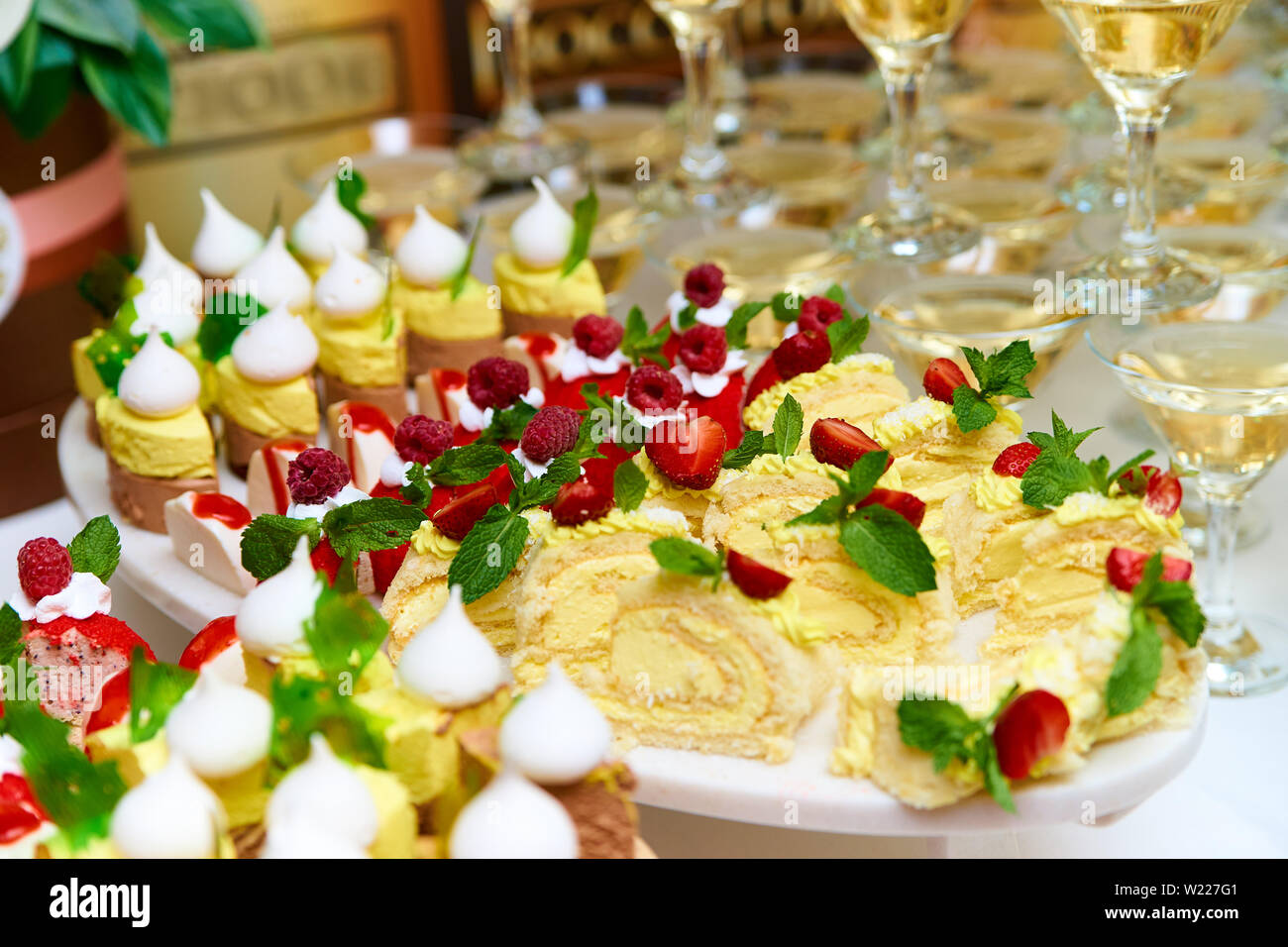 Open bar buffet hi-res stock photography and images - Alamy