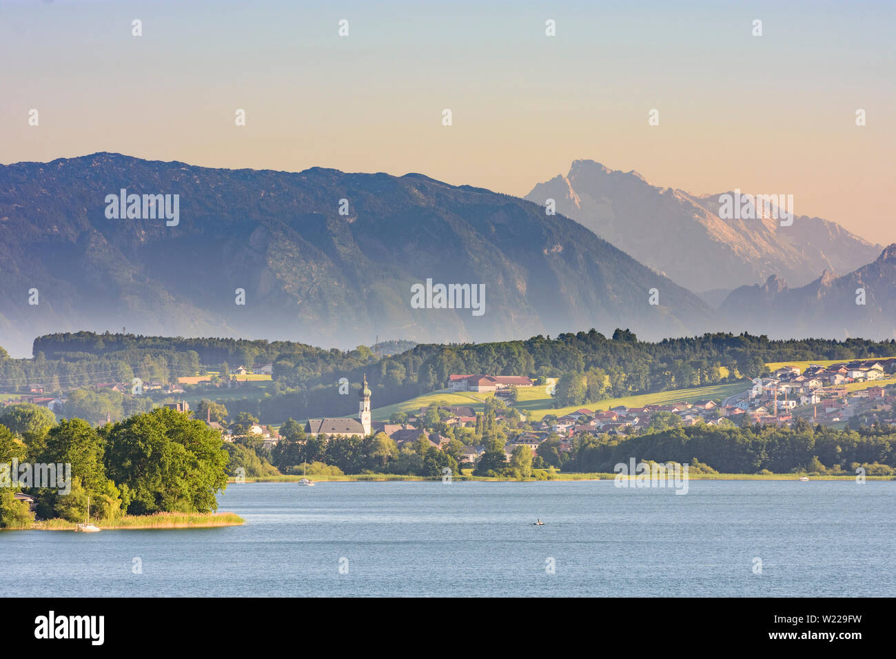 Obertrum am See: lake Obertrumer See, town Obertrum, Alps in Flachgau ...
