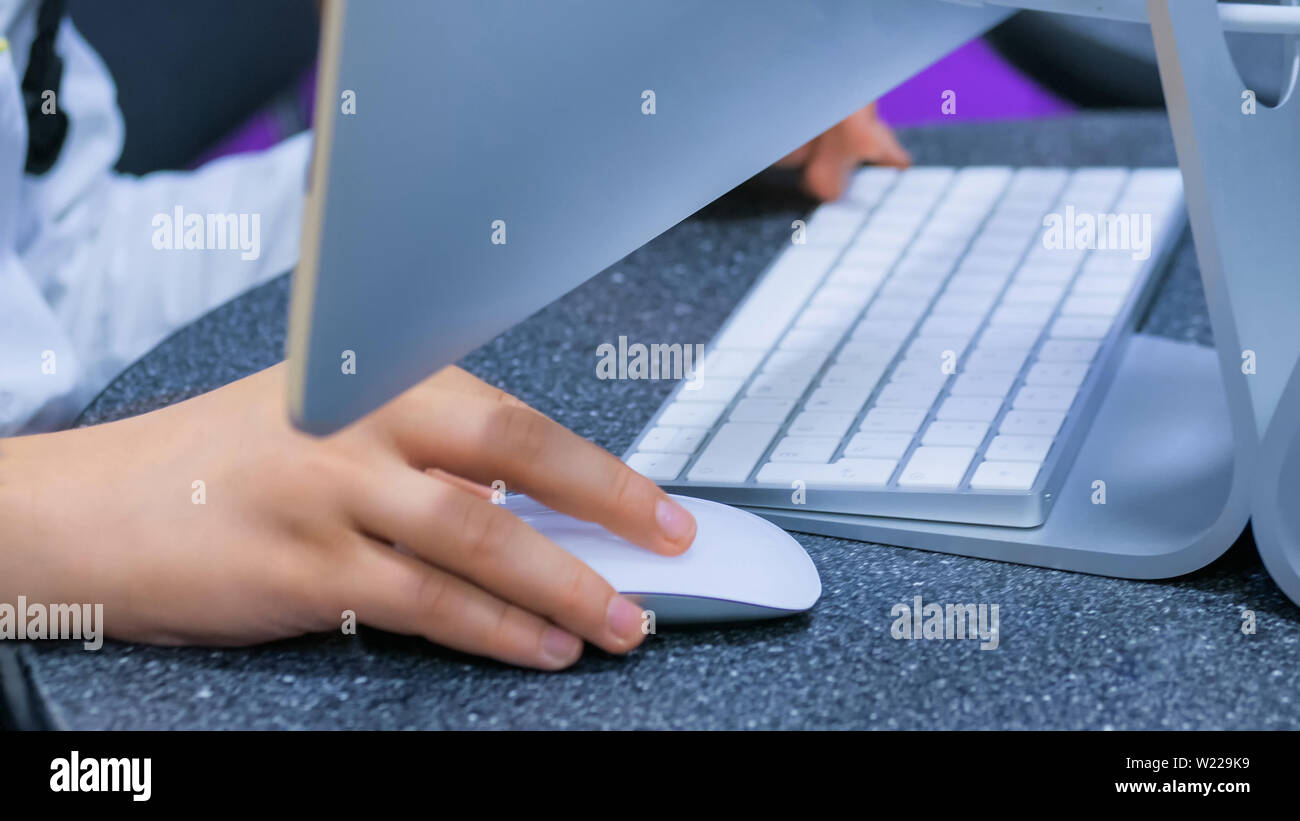 Teenage hand mouse hi-res stock photography and images - Alamy