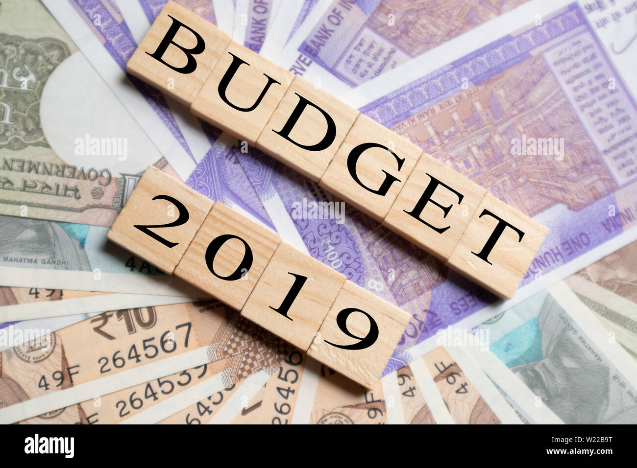 Indian 2000 rupee note hi-res stock photography and images - Alamy