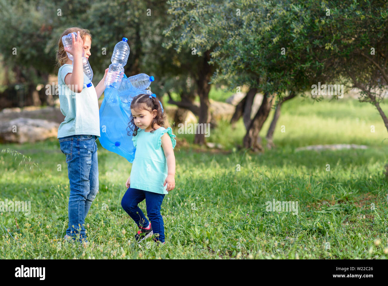 Community clean up kids hi-res stock photography and images - Alamy
