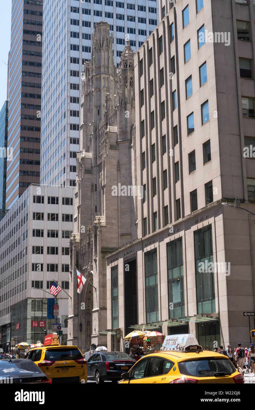 Architecture on Fifth Avenue in Midtown Manhattan includes Saint Thomas Church, NYC, USA Stock ...