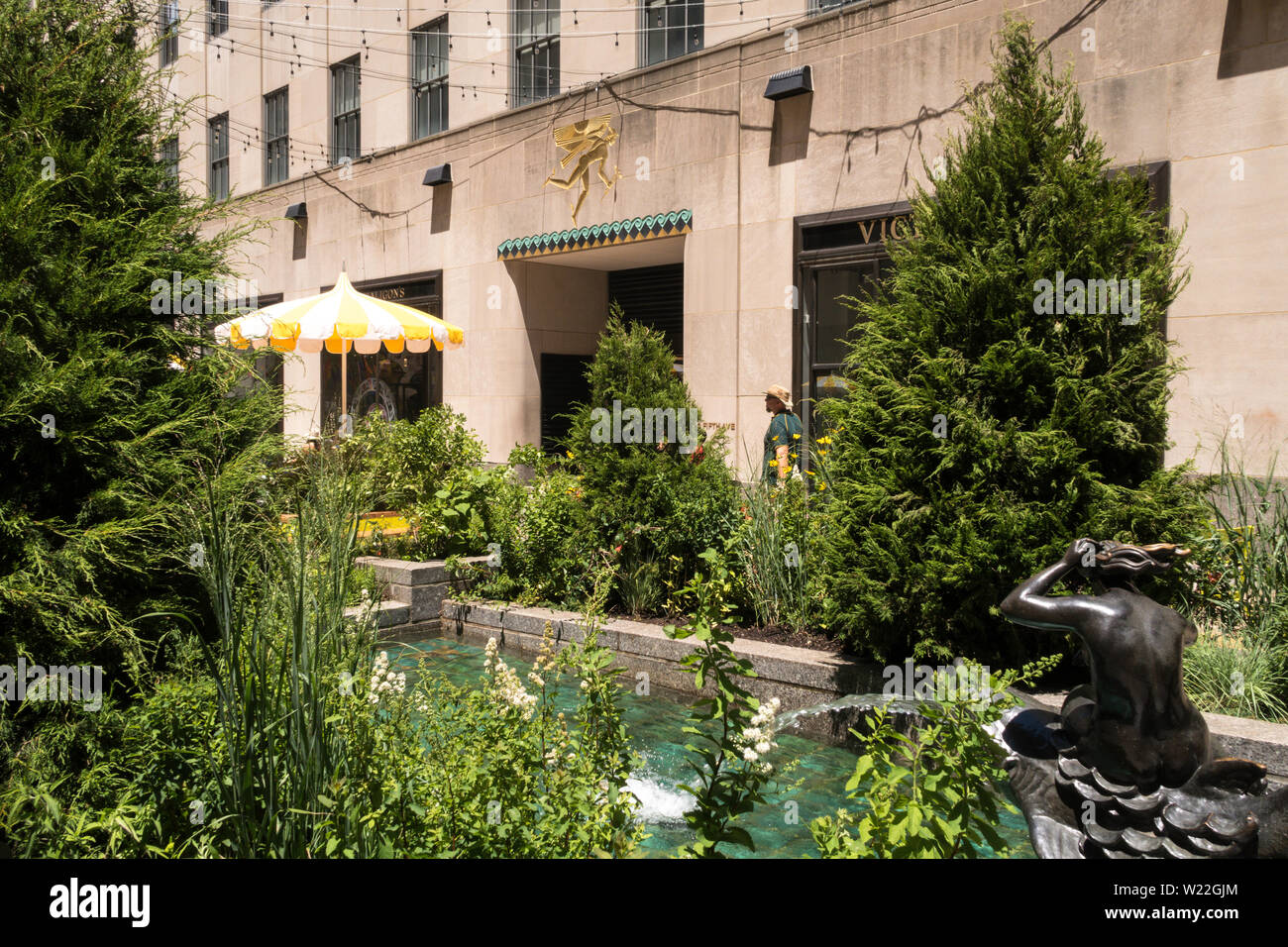 Summertime in Rockefeller Center Promenade, NYC, USA Stock Photo - Alamy