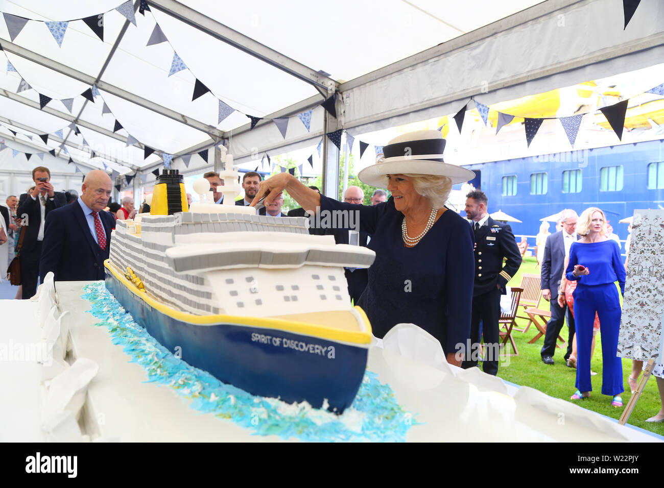 2 metre cake hi-res stock photography and images - Alamy