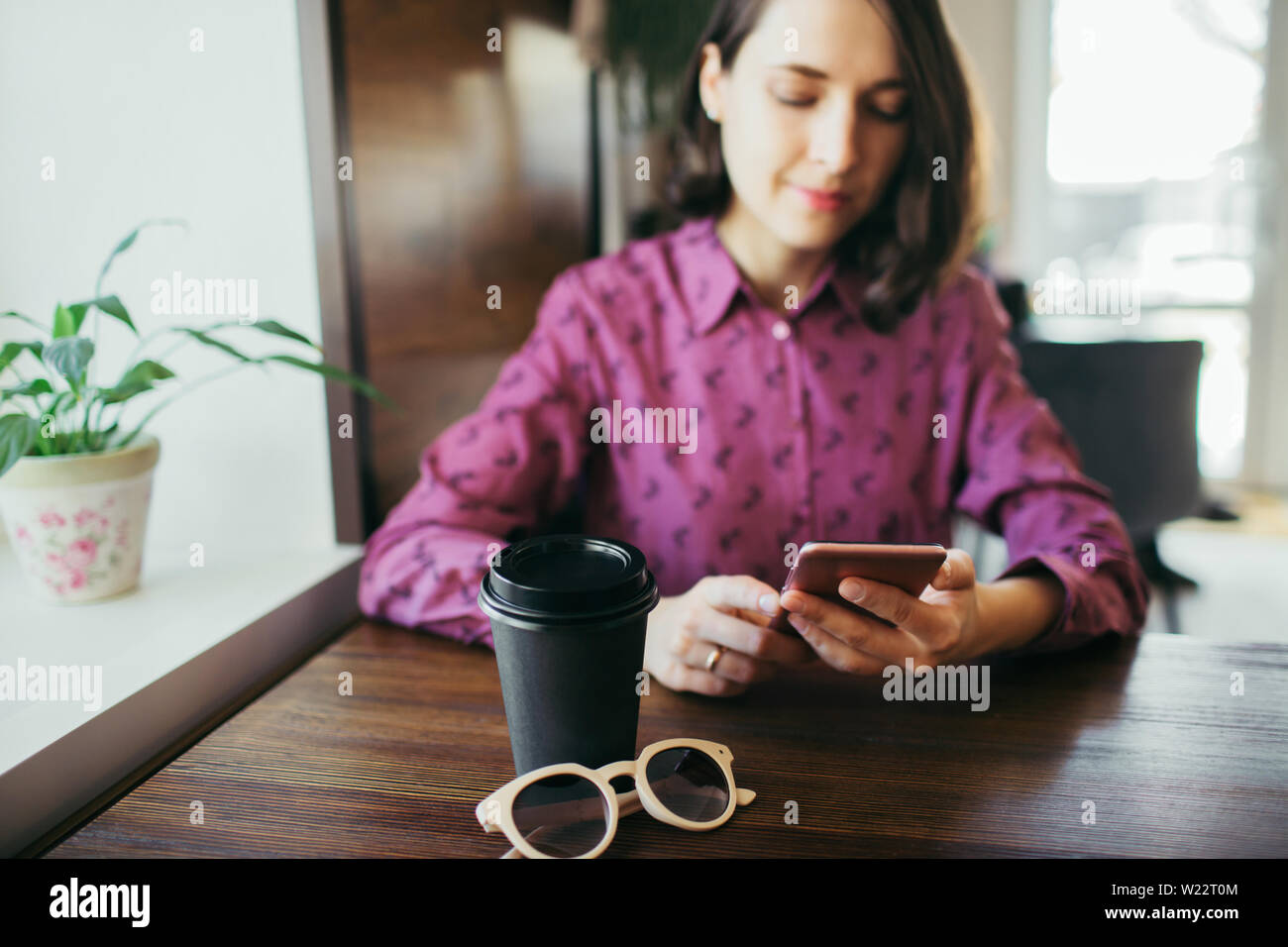 Woman scrolling hi-res stock photography and images - Alamy