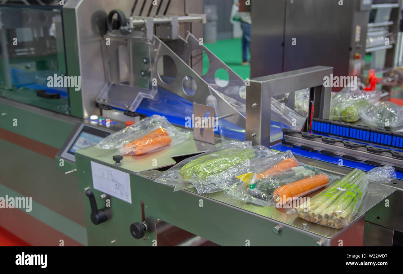 Automatic vegetable and fruit flow pillow packing machine Stock Photo ... Automatic vegetable and fruit flow pillow packing machine Stock Photo ...
