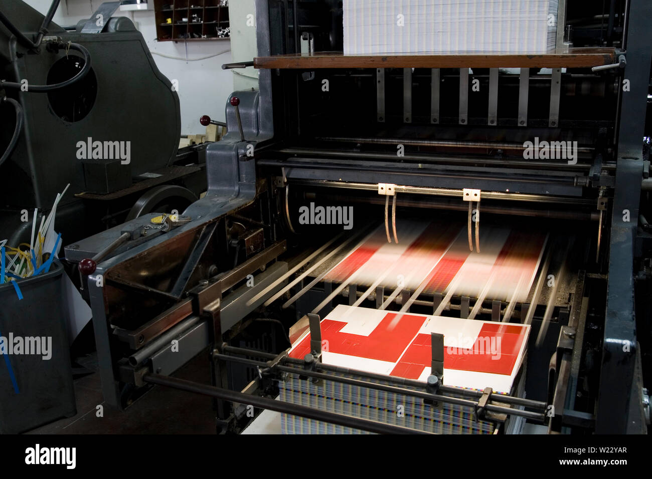 Paper Die Cutting Machine Press In Motion Stock Photo Alamy paper-die-cutting-machine-press-in-motion-stock-photo-alamy
