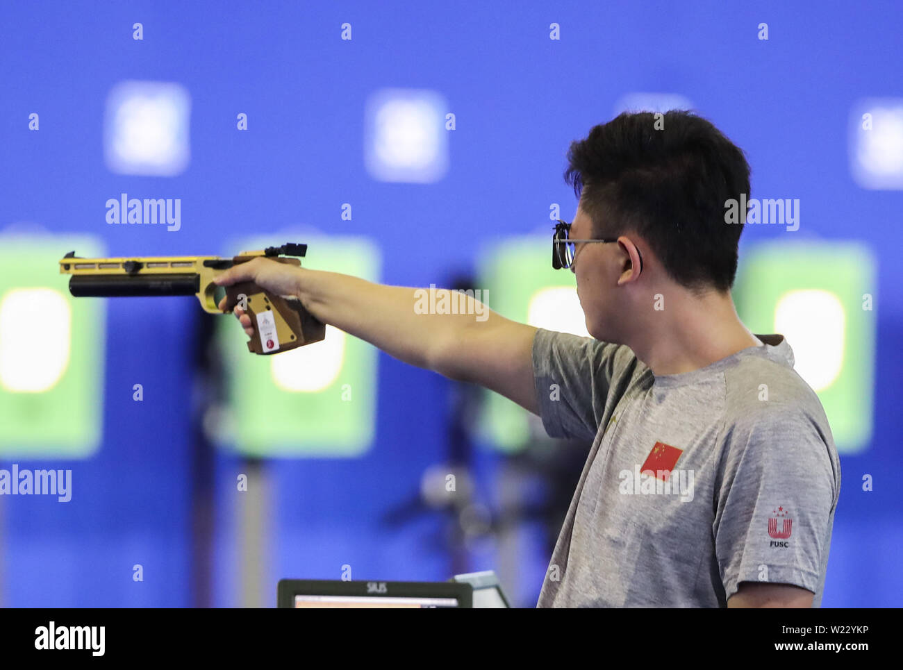 Men 10m china hi-res stock photography and images - Alamy