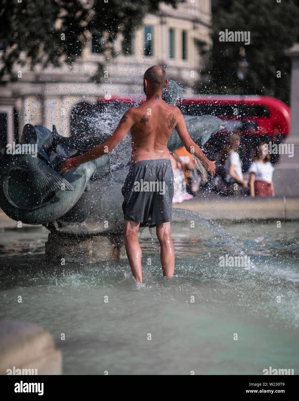 Cooling down in the fountain during the heatwave in London Stock Photo ...