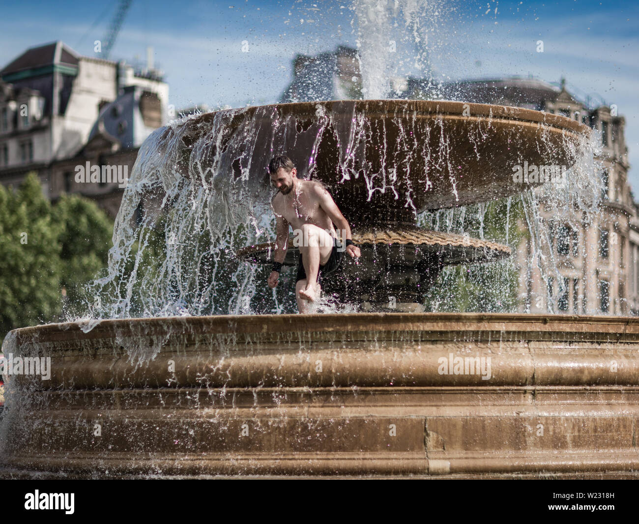 Shower time in the fountain during the heatwave in London Stock Photo ...