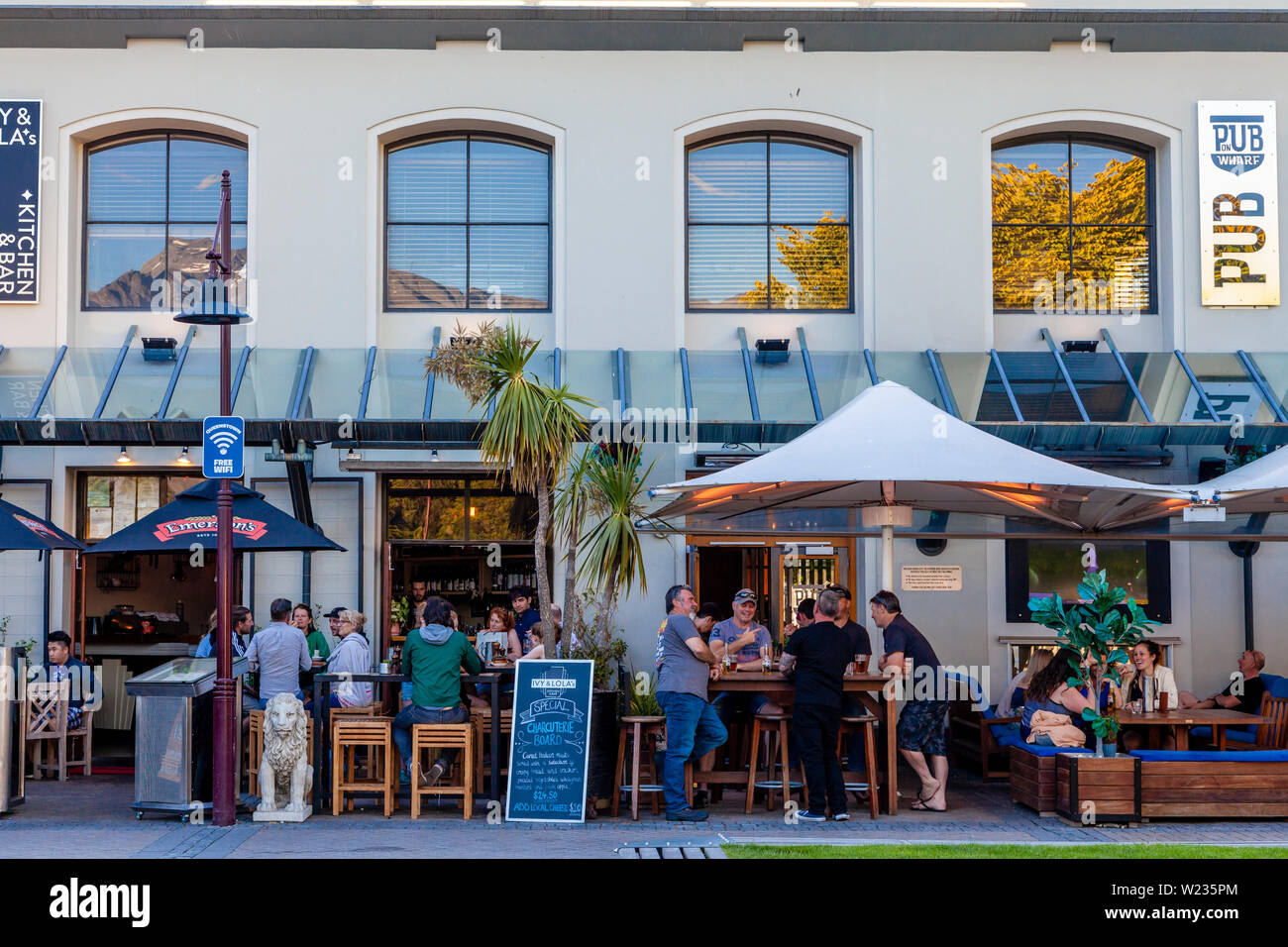 New zealand pub hi-res stock photography and images - Alamy