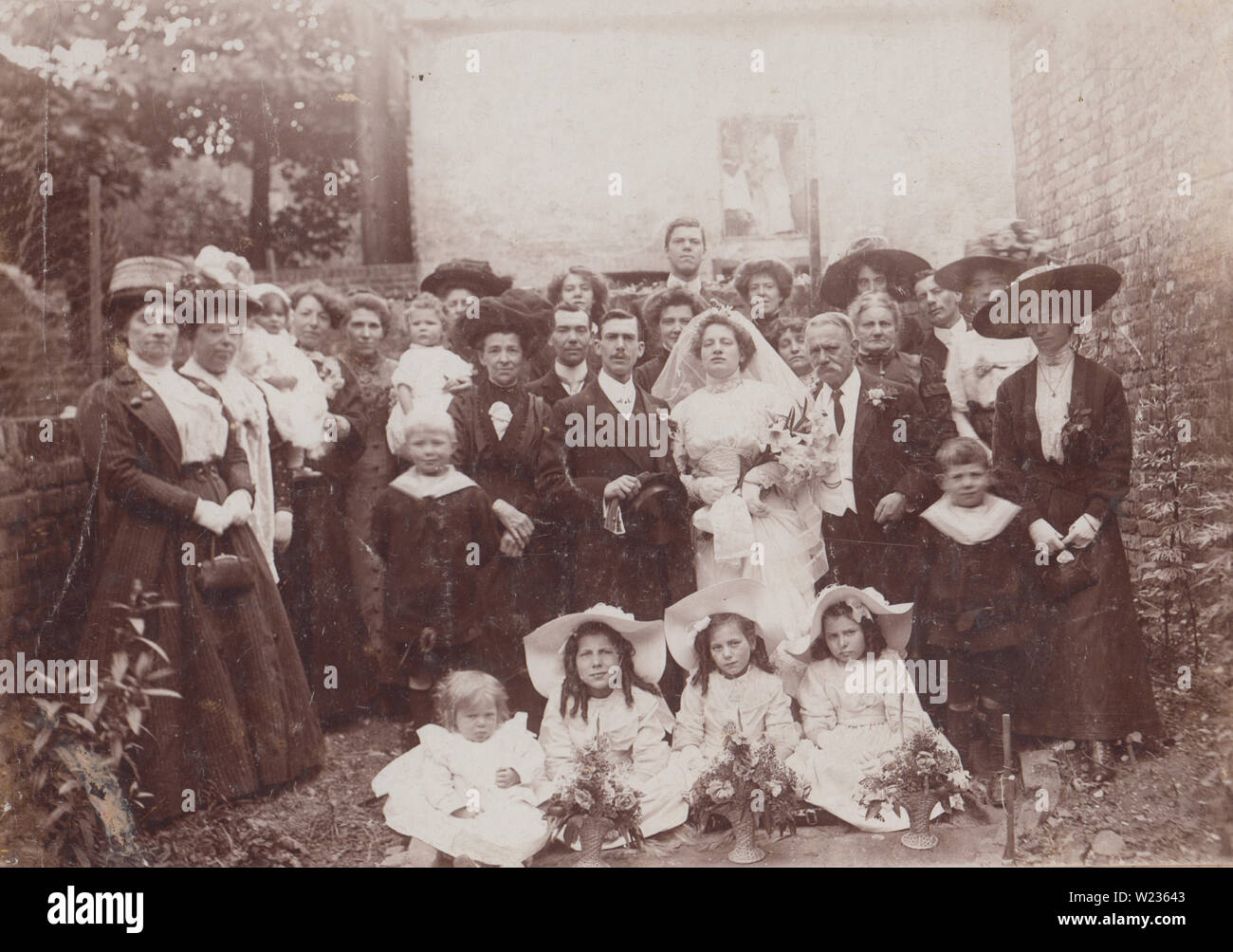 Edwardian garden party hi-res stock photography and images - Alamy