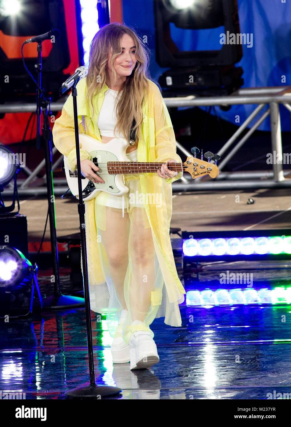 Sabrina carpenter stage hi-res stock photography and images - Alamy