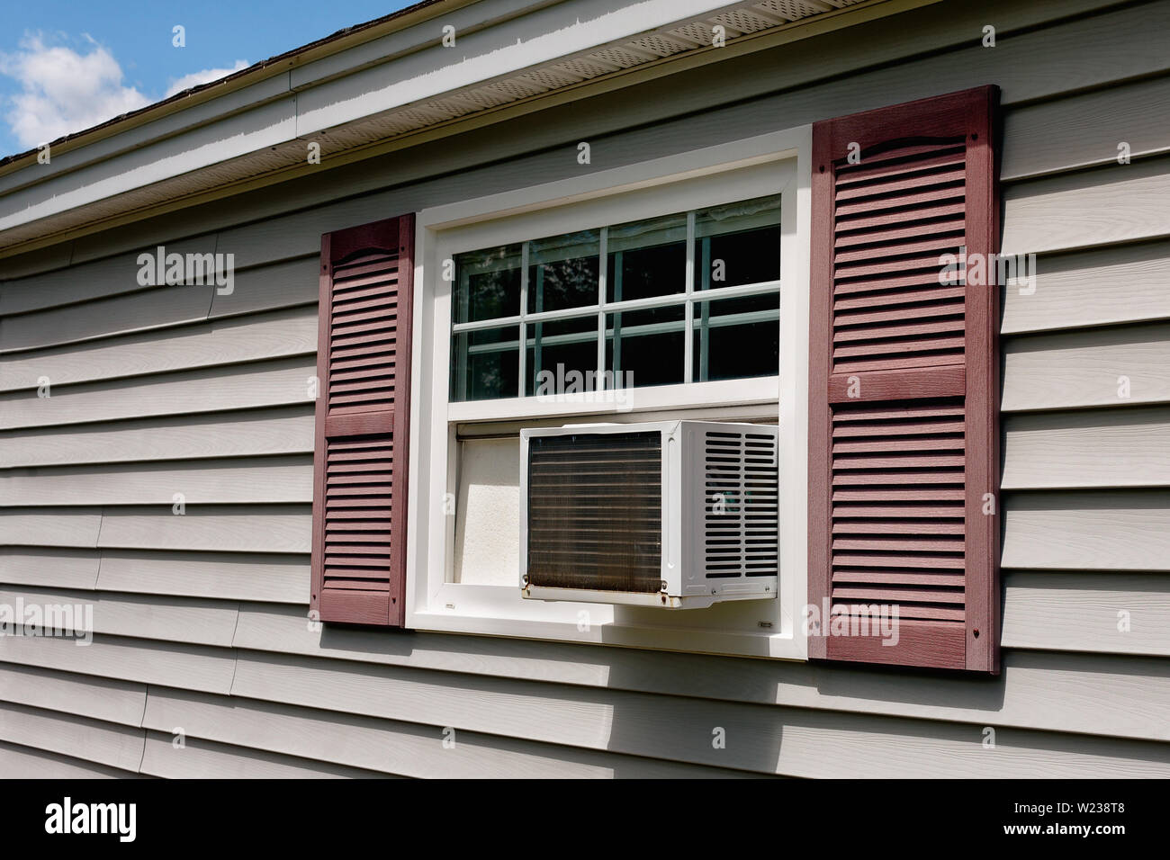 Air conditioner unit and window hi-res stock photography and images - Alamy