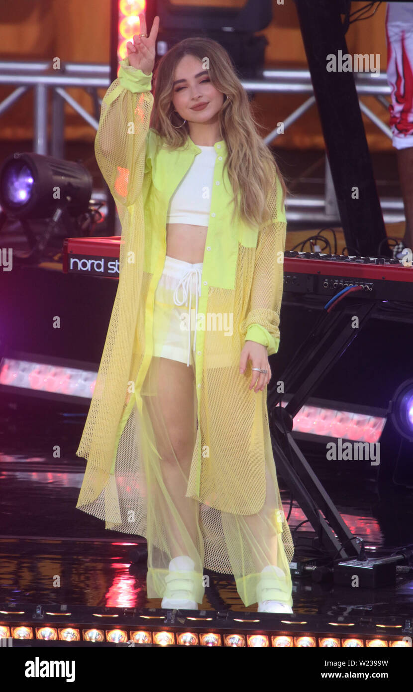 Sabrina carpenter 2019 hi-res stock photography and images - Alamy