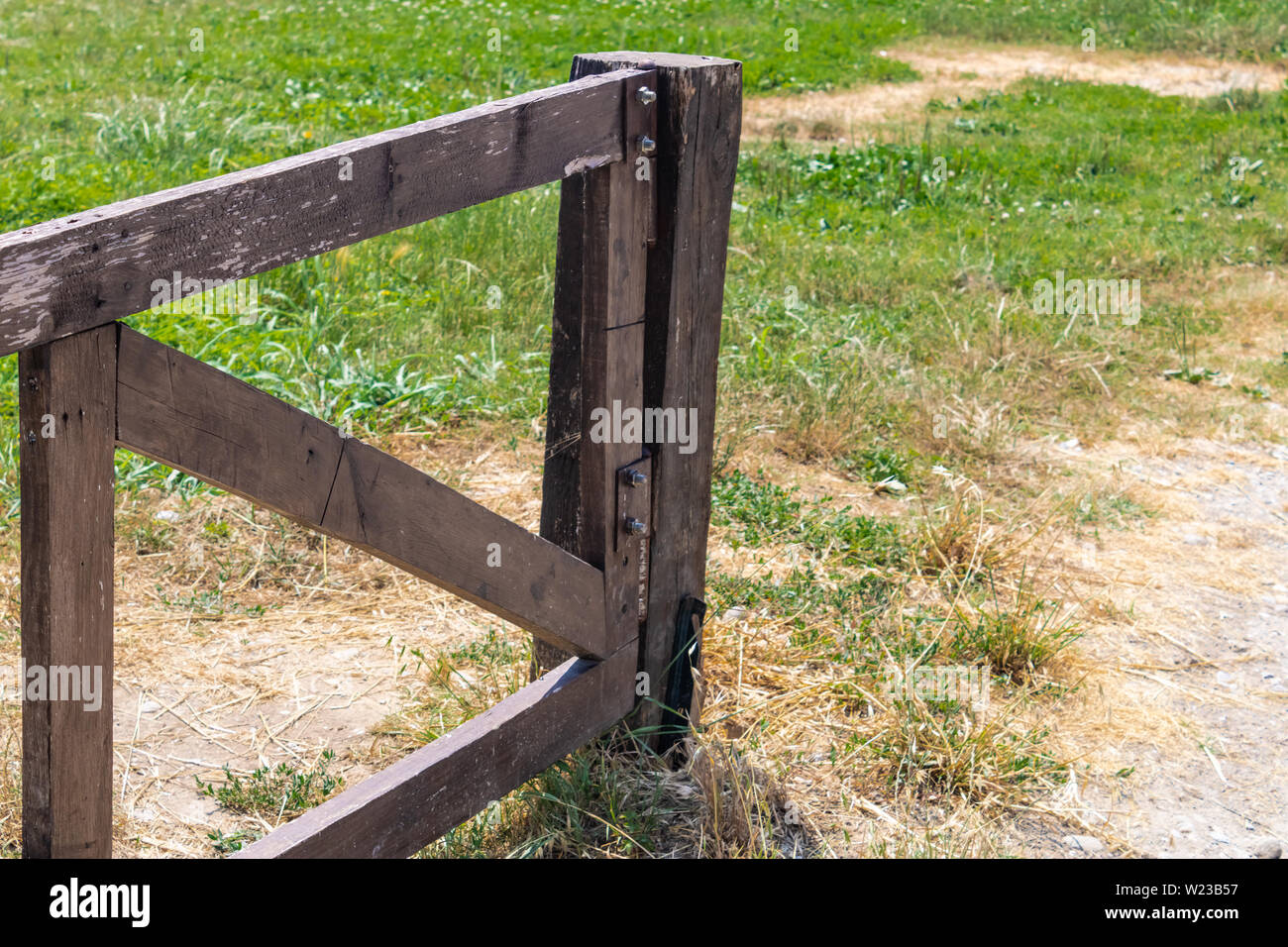 Old open gate meadow hi-res stock photography and images - Alamy