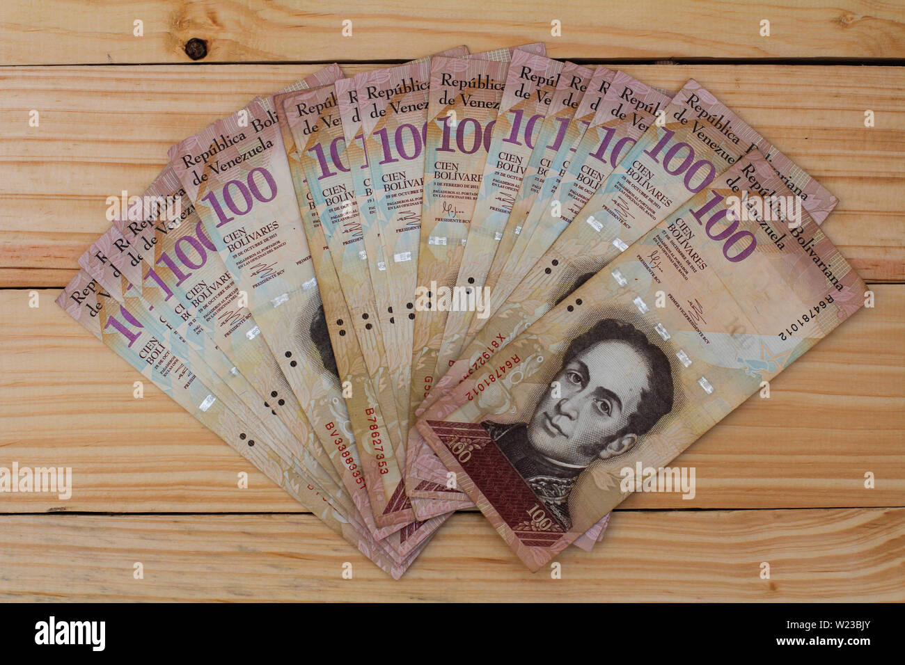 100 bolivar note hi-res stock photography and images - Alamy
