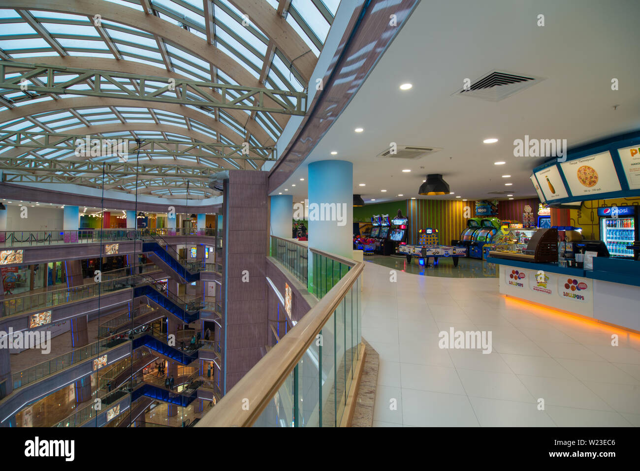 Modern store at shopping mall Stock Photo - Alamy