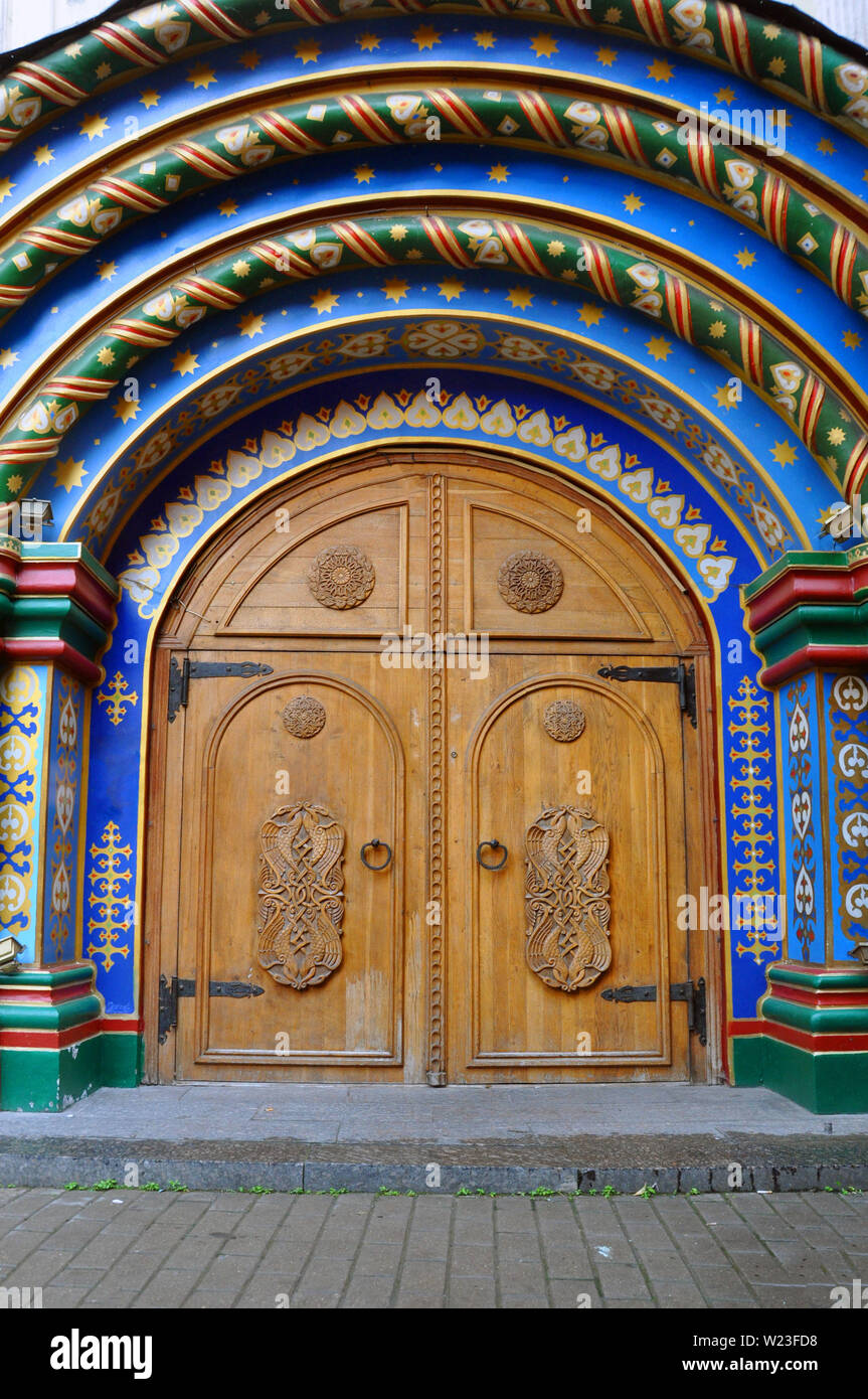 Old Russian heavy wooden doors of brown color. painted arch Stock Photo ...