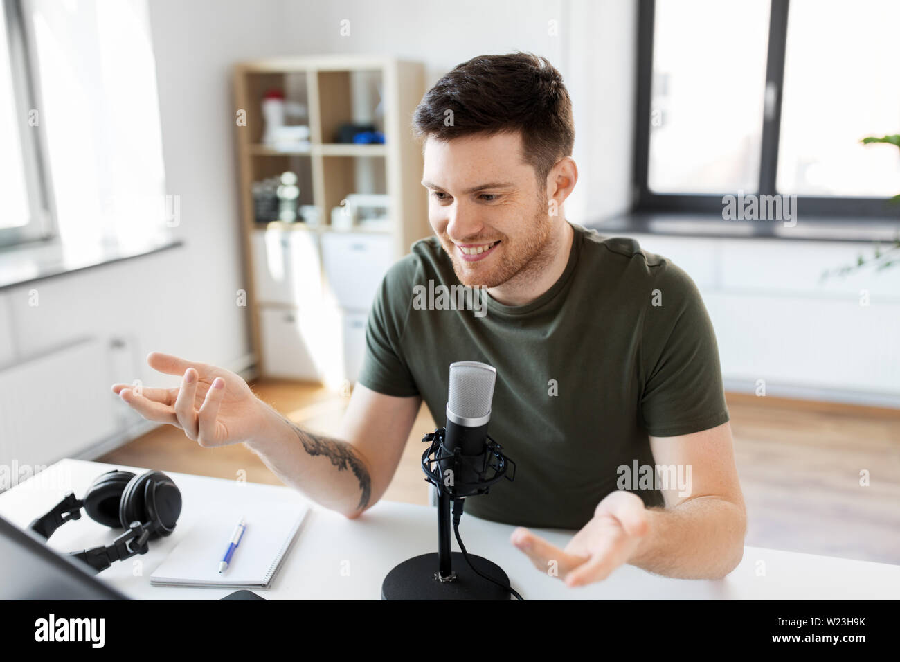 Male broadcaster hi-res stock photography and images - Alamy