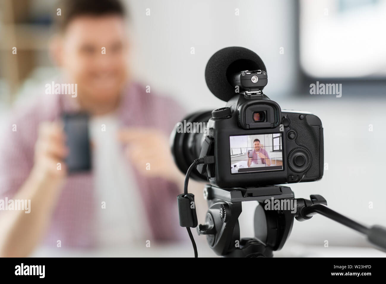 Smartphone blogger hi-res stock photography and images - Alamy