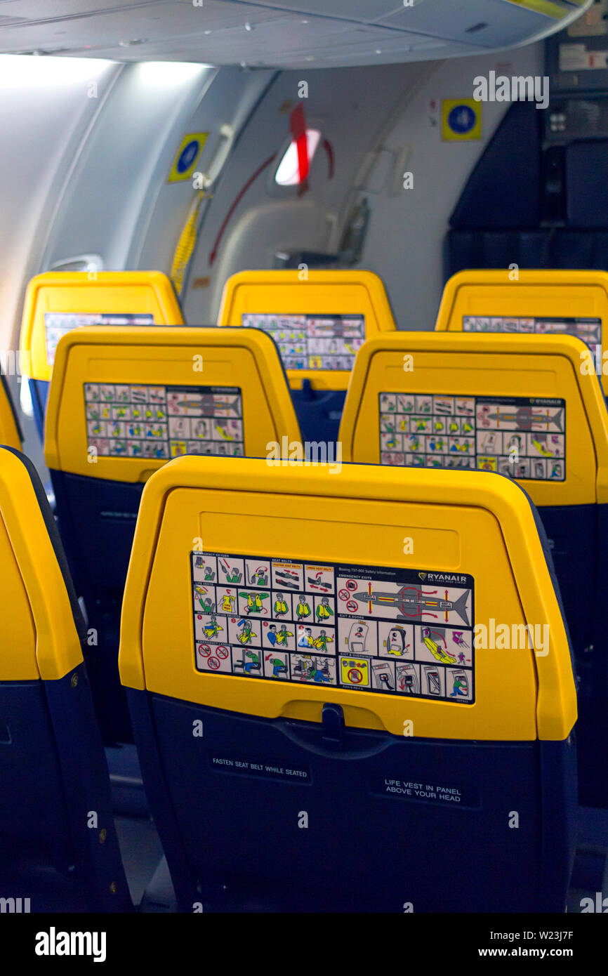 Plane in flight from the back hi-res stock photography and images - Alamy