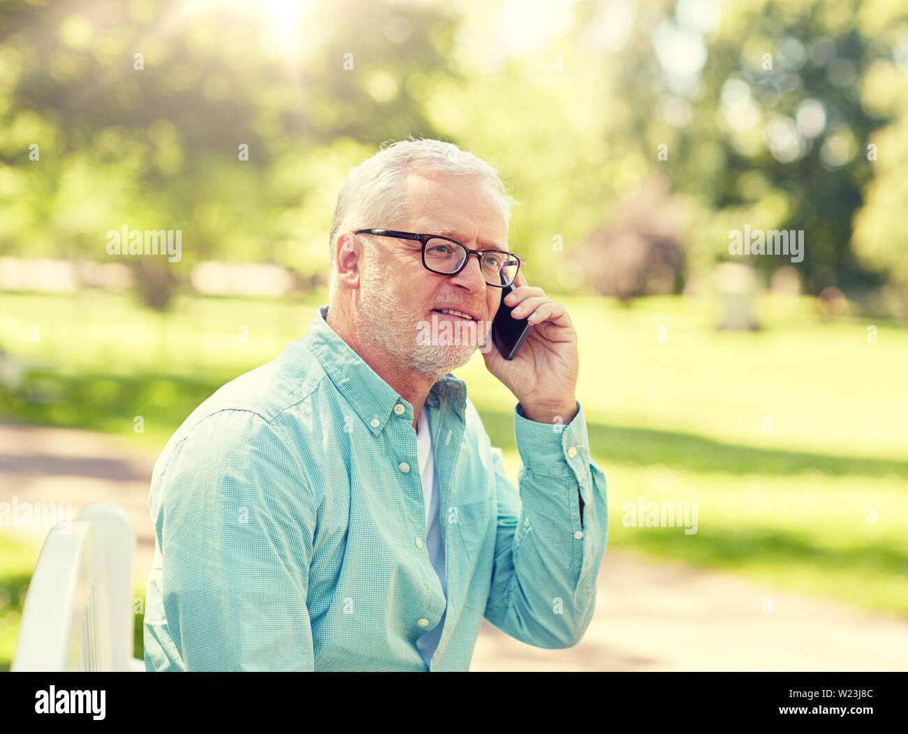 Elderly old age man calling mobile phone hi-res stock photography and ...