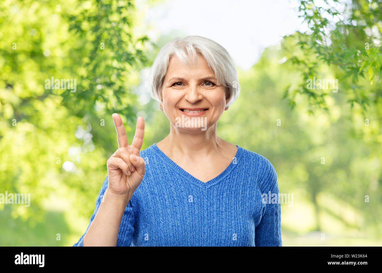 Peace sign hand woman hi-res stock photography and images - Alamy