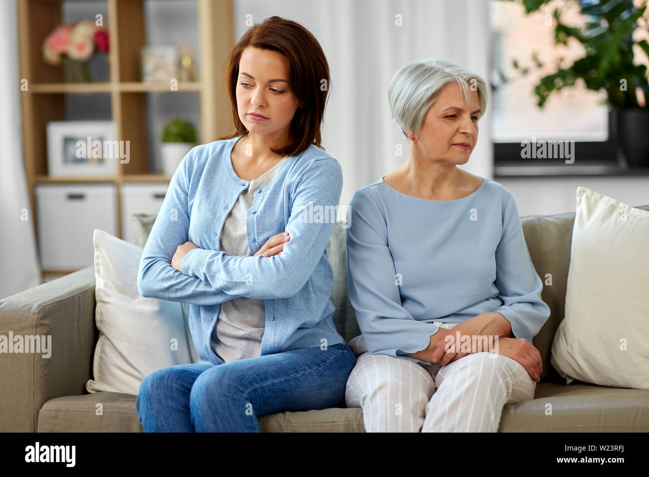 disagreement between senior mother adult daughter Stock Photo - Alamy