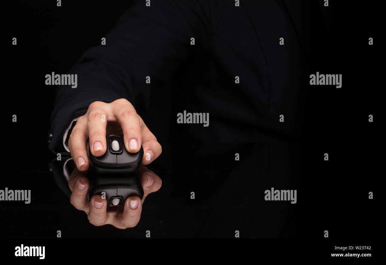 Hand using wireless mouse in a dark environment Stock Photo - Alamy