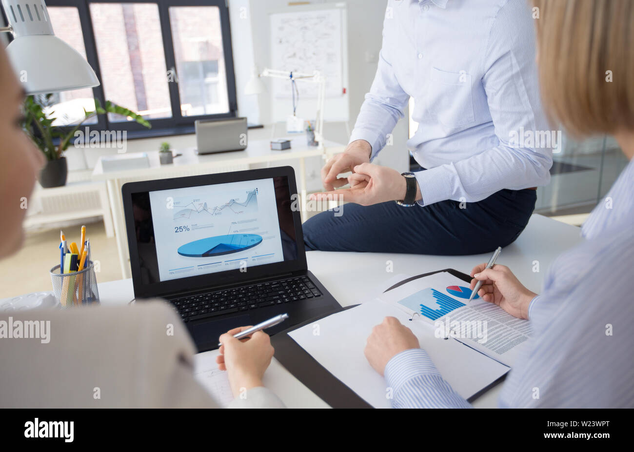 Argument office hi-res stock photography and images - Alamy