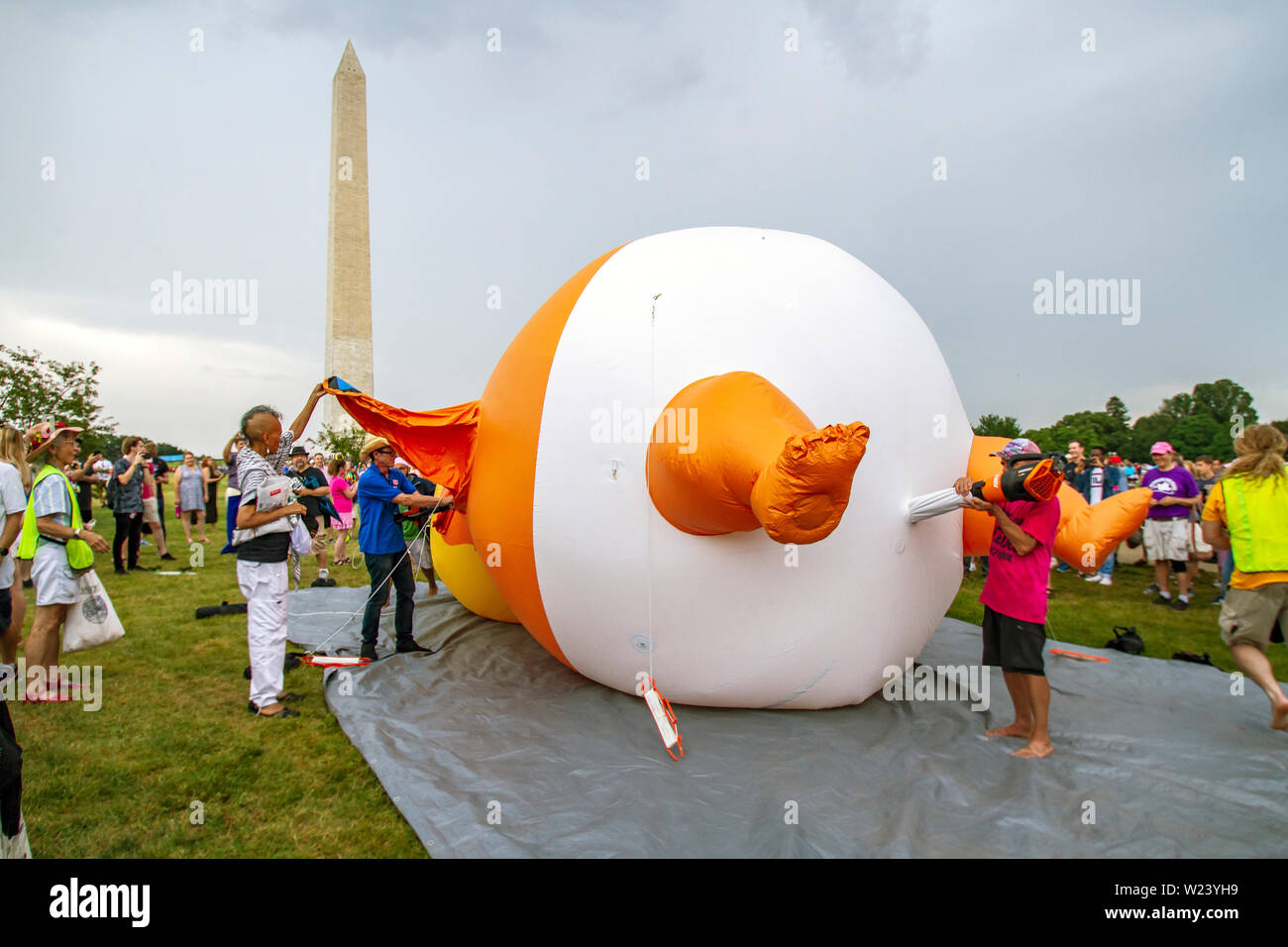 Washington monument and blimp hi-res stock photography and images - Alamy
