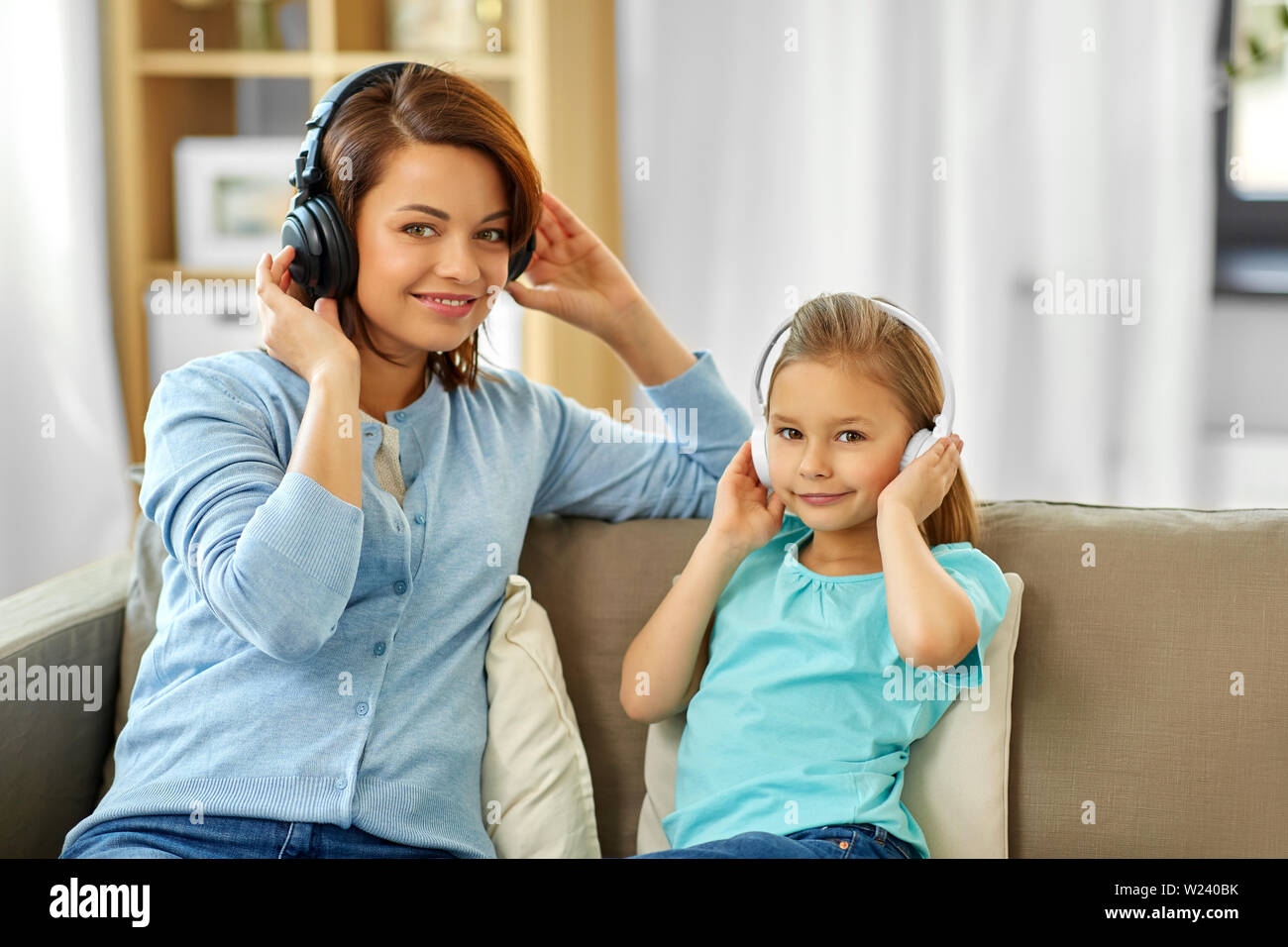 Listen music family hi-res stock photography and images - Alamy