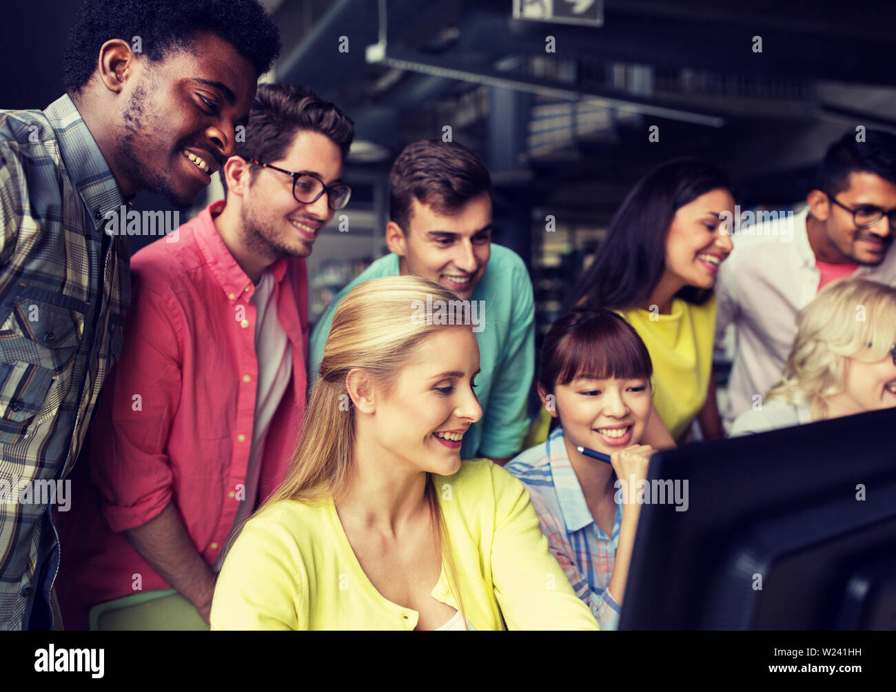 Students high school library computers hi-res stock photography and ...