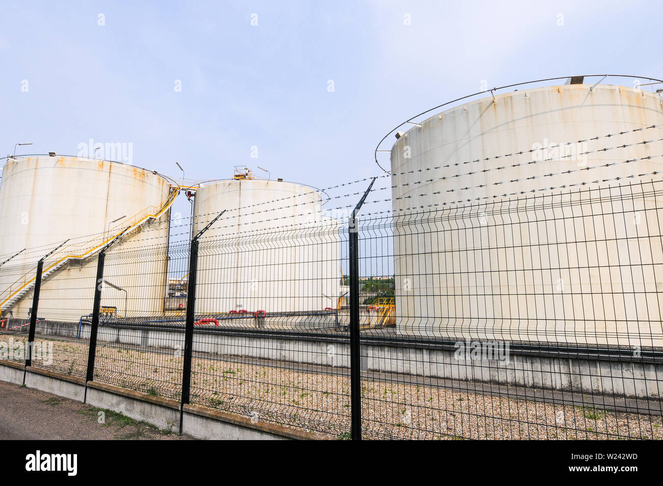 Petroleum taks hi-res stock photography and images - Alamy