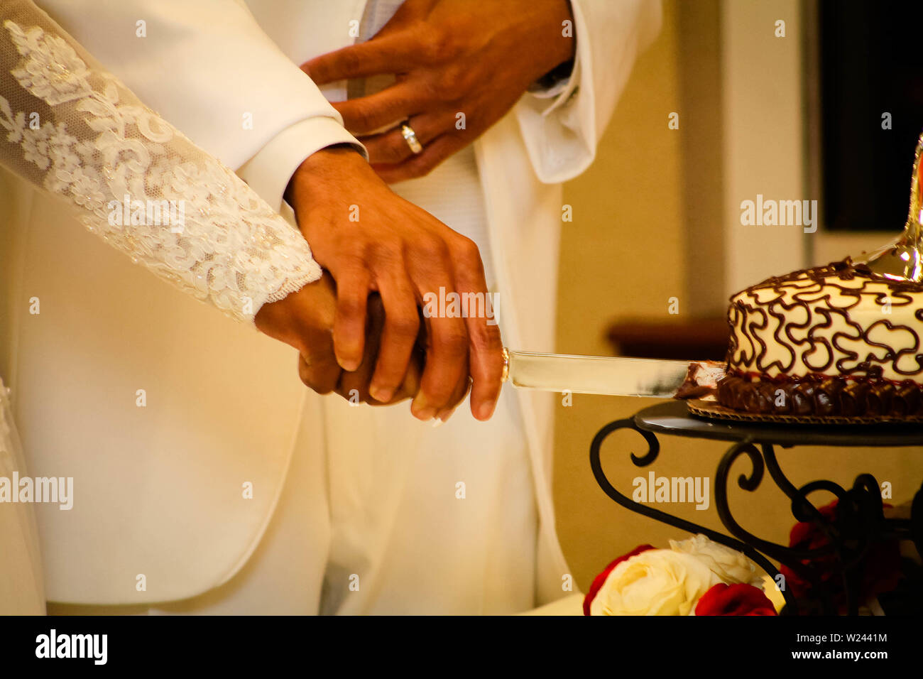 Hands holding cake hi-res stock photography and images - Alamy