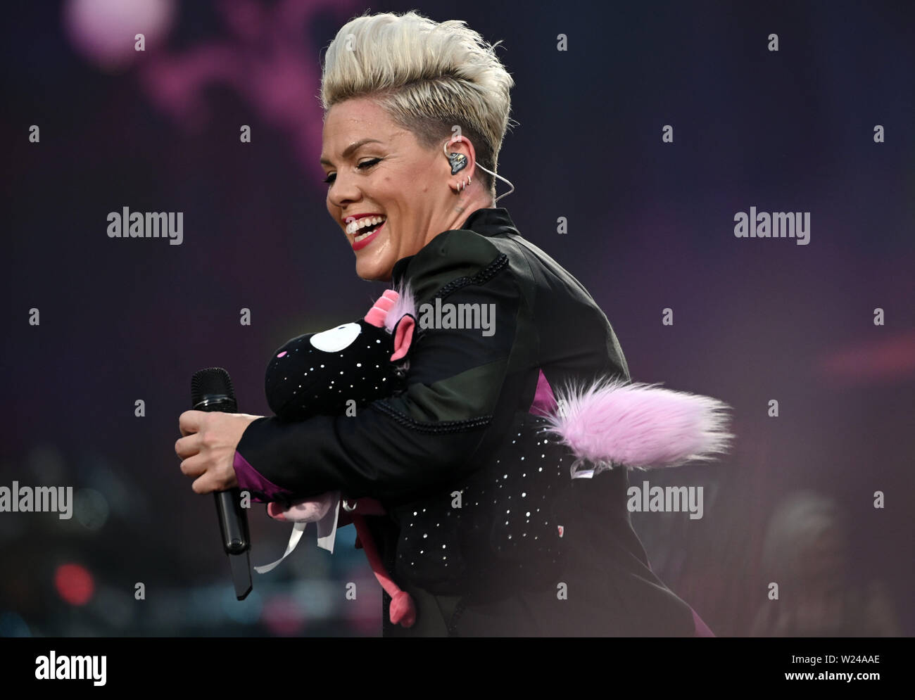 Pink singer 2019 hi-res stock photography and images - Alamy