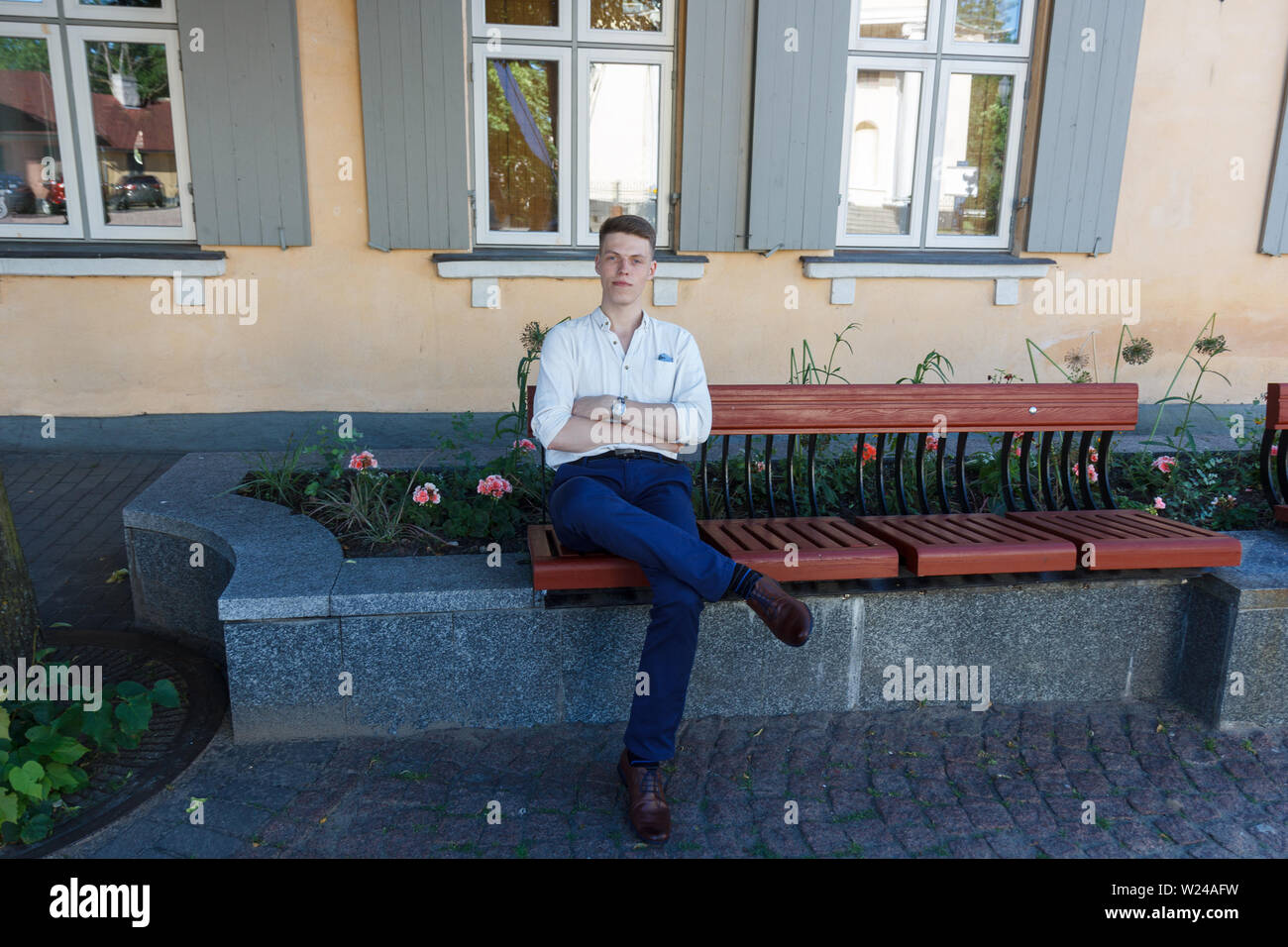 One man male men sitting bench hi-res stock photography and images - Alamy